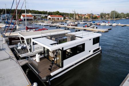 New: houseboats, mobile homes and floating houses for sale